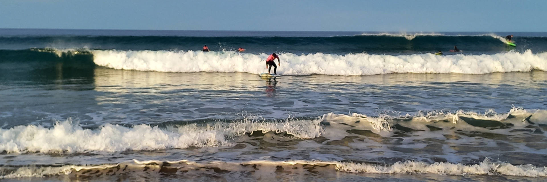 Escuela de Surf de invierno en Deba - Ipar Surf & Skate Eskola